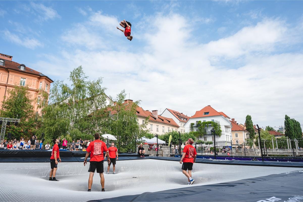 AKROBAT Bridge Bounce: Beste Trampoline Ter Wereld | 12SPRINGS Trampolines
